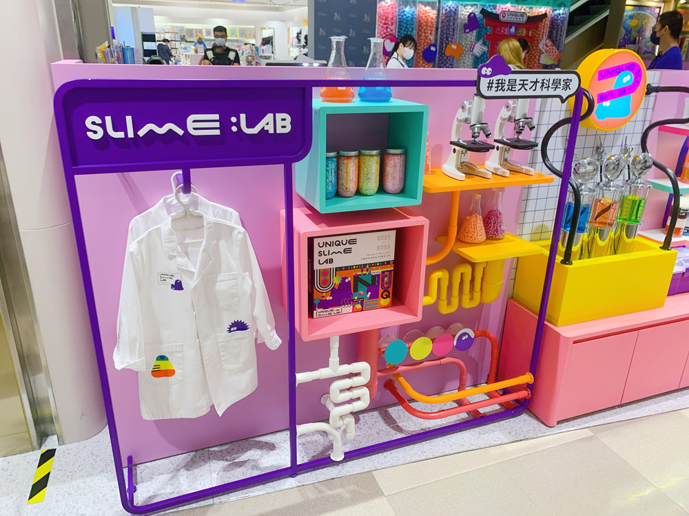 體驗課程|竹北大遠百『UNIQUE SLIME LAB史萊姆實驗室』豐富好玩的主題課程_多變Q軟史萊與巨大泡泡把孩子都包住，好玩充滿樂趣 ...